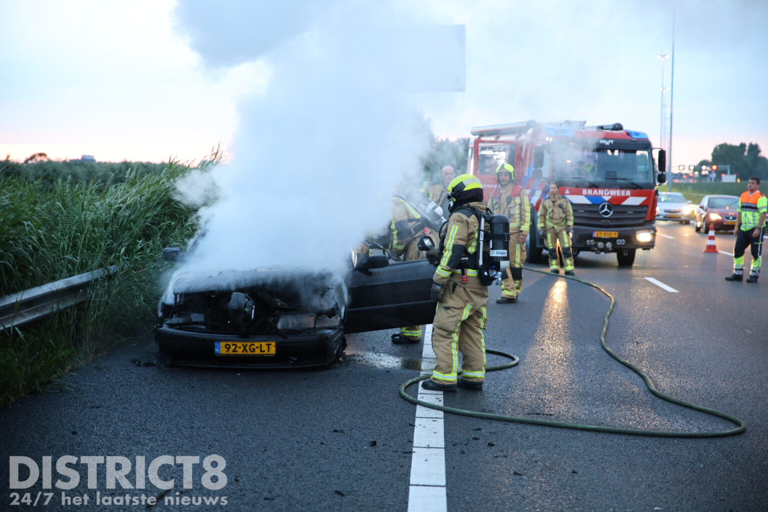 Twee rijstroken dicht door brandende auto A13 Delft - District8.net