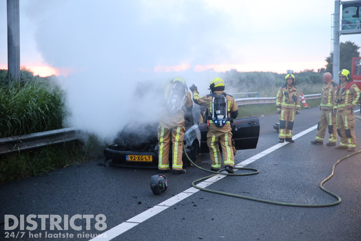 Twee rijstroken dicht door brandende auto A13 Delft - District8.net