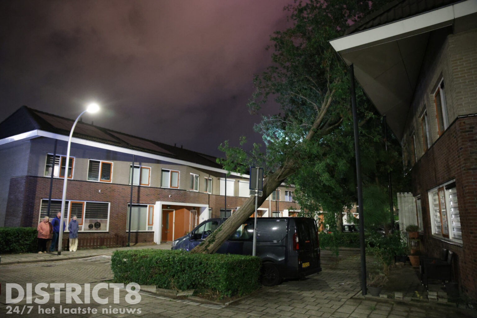 Nieuwe rolstoelbus total-loss en woningen ontruimd door omgewaaide boom ...