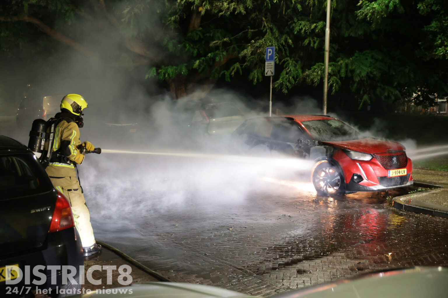 Brandweer lange tijd bezig met blussen van elektrische auto Nieuwe ...