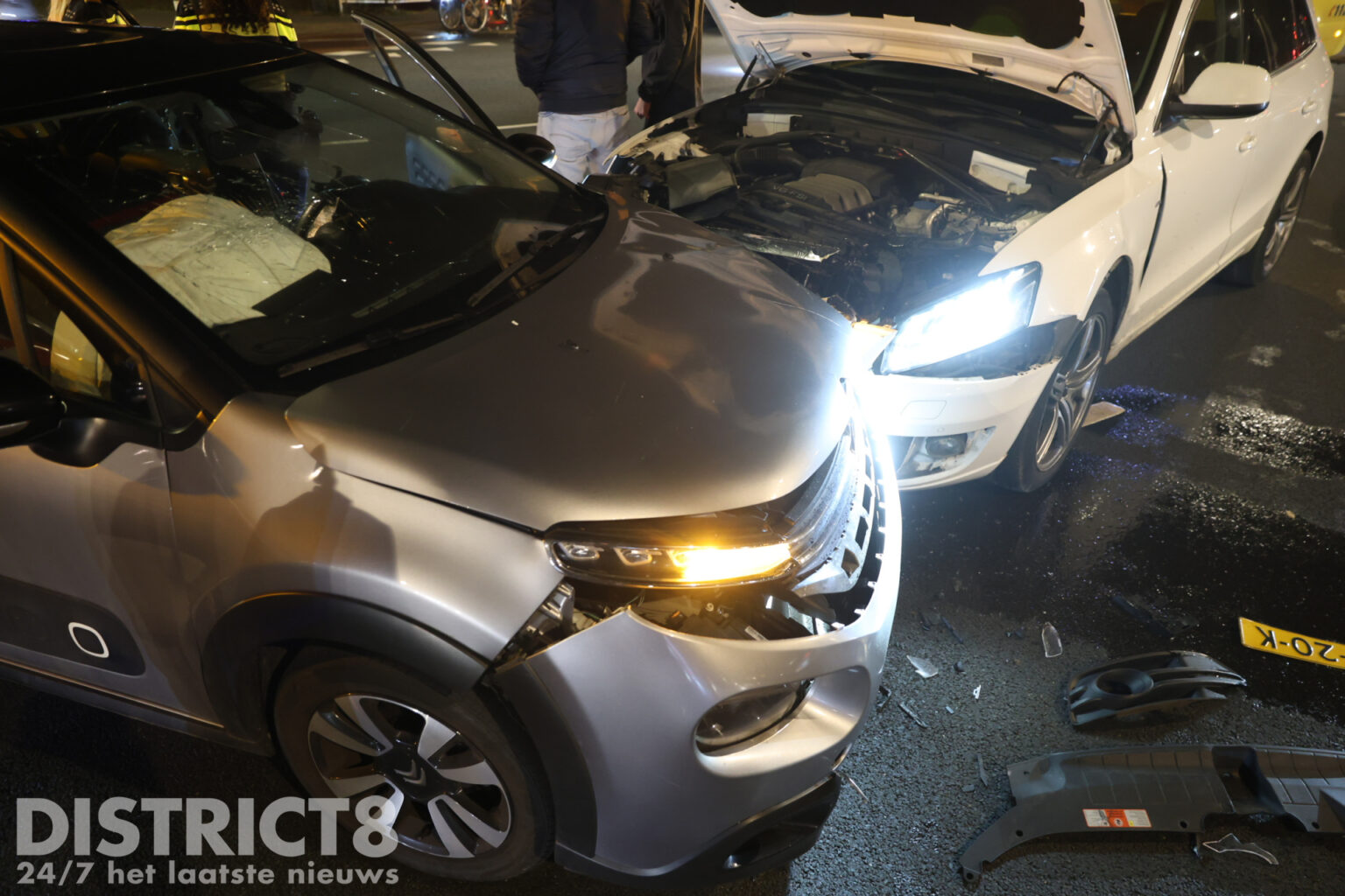 Aanzienlijke schade na botsing tussen twee auto’s Veluweplein Den Haag ...