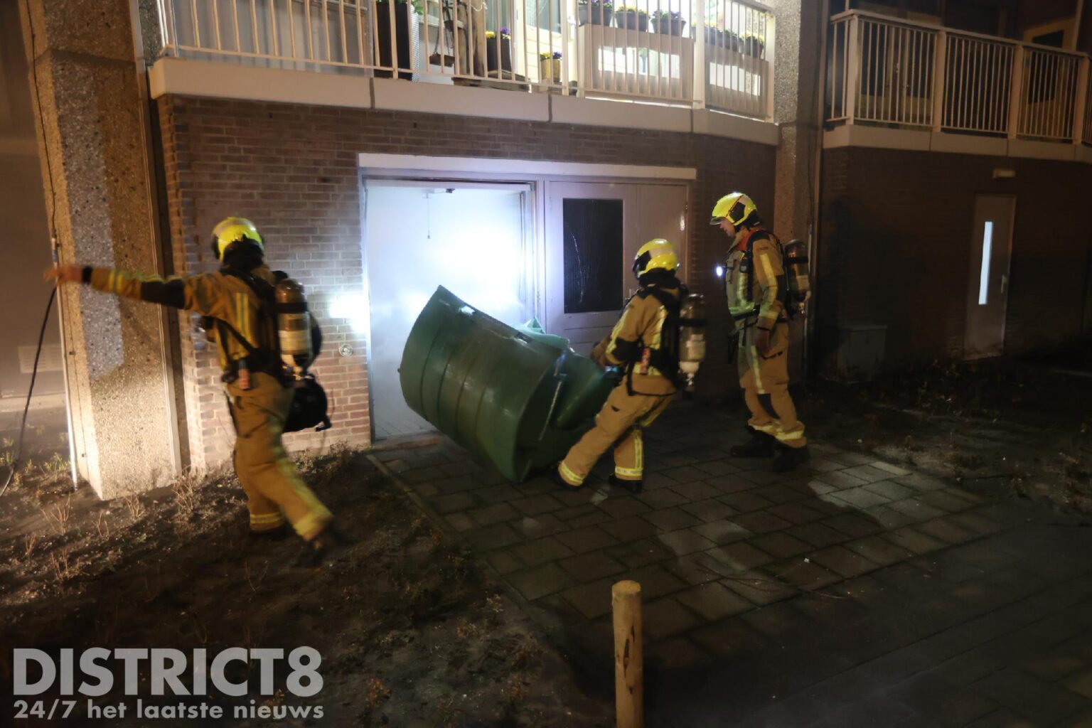 Melding van brandgerucht blijkt brand in opslag van flatgebouw ...