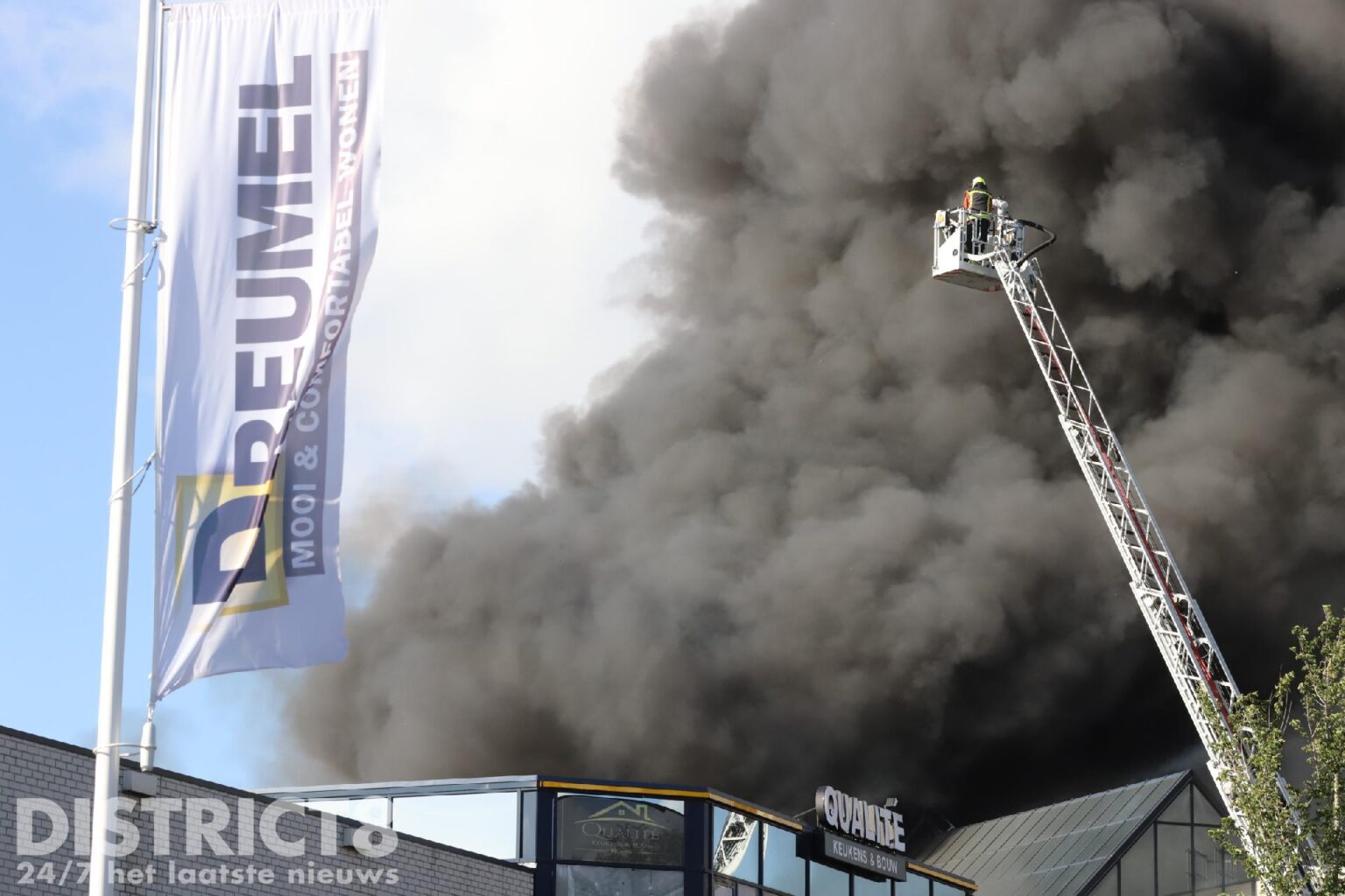 Zeer grote brand in bedrijfspand Rhone Den Haag - District8.net