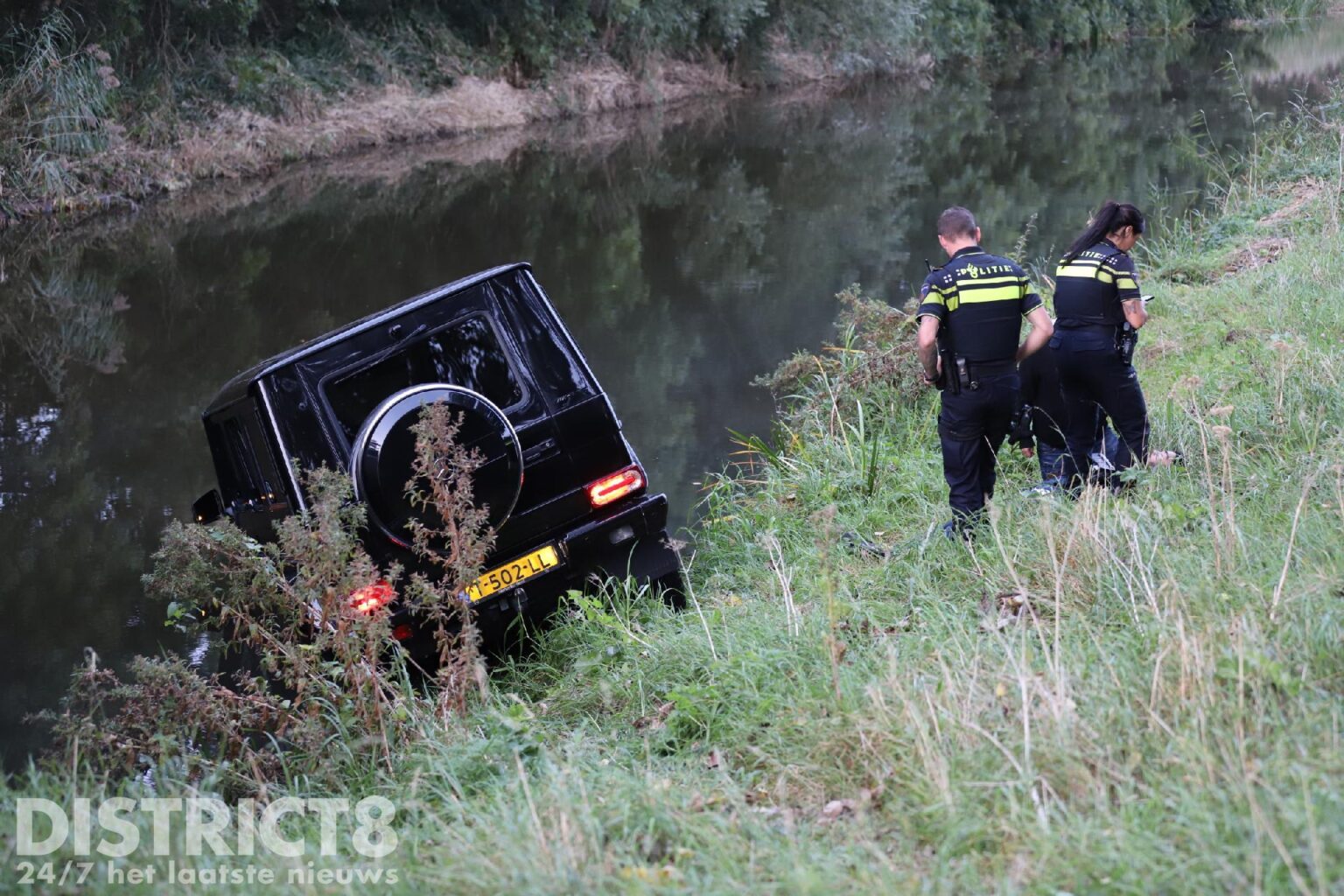 Dure Mercedes te water na uitwijkmanoeuvre Tempelweg Rotterdam ...