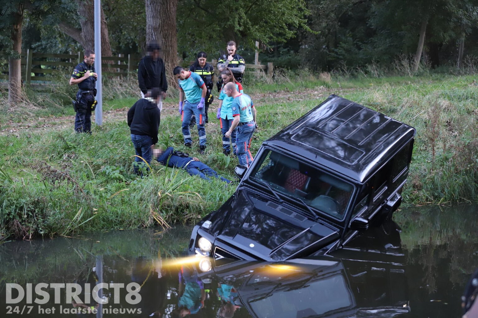 Dure Mercedes te water na uitwijkmanoeuvre Tempelweg Rotterdam ...