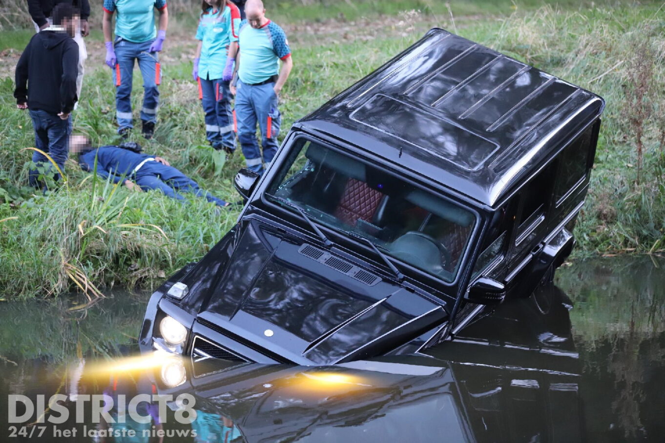Dure Mercedes te water na uitwijkmanoeuvre Tempelweg Rotterdam ...