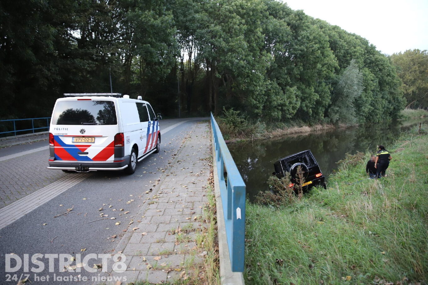 Dure Mercedes te water na uitwijkmanoeuvre Tempelweg Rotterdam ...
