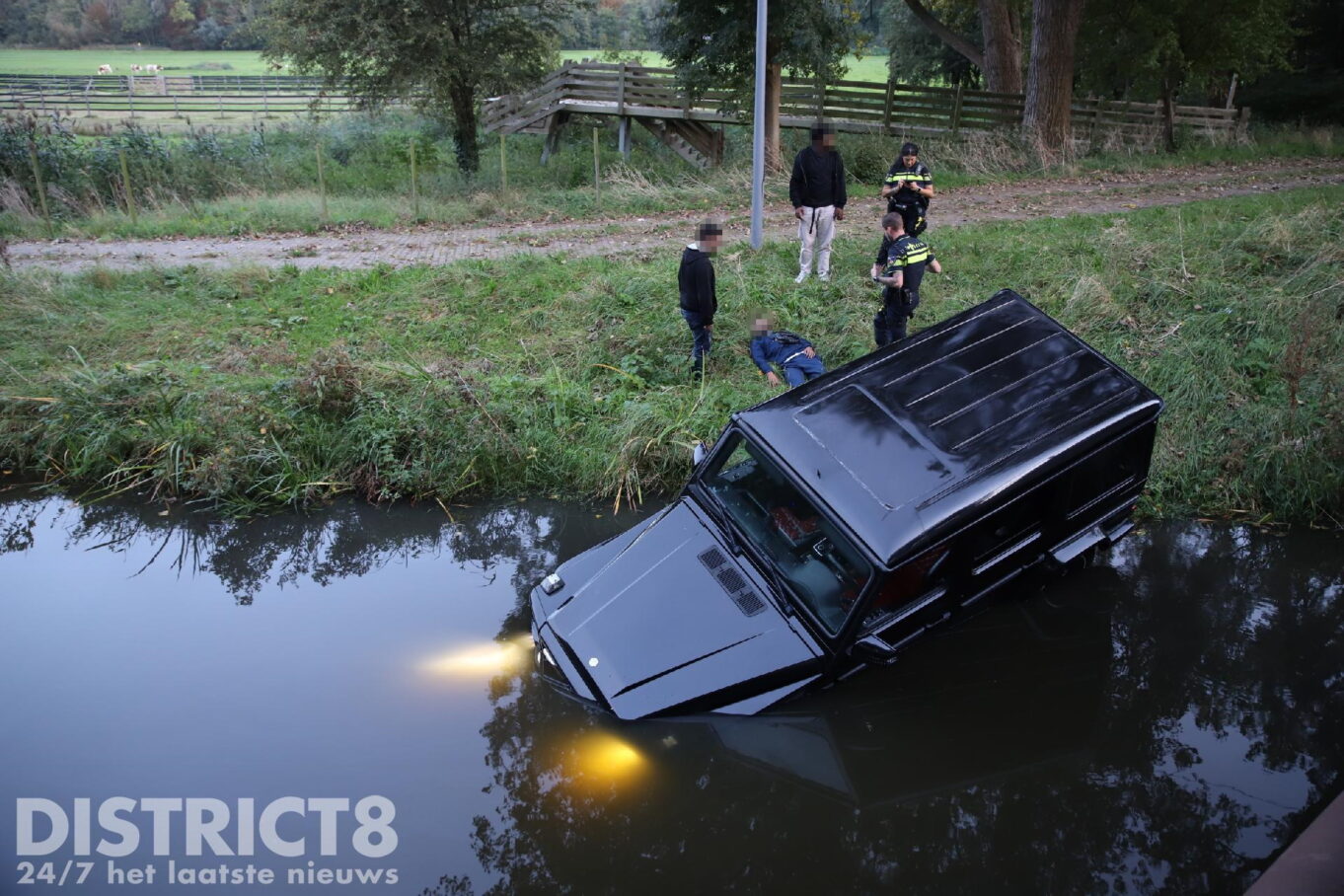 Dure Mercedes te water na uitwijkmanoeuvre Tempelweg Rotterdam ...