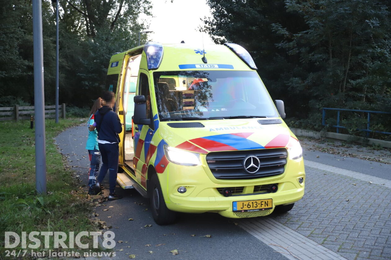 Dure Mercedes te water na uitwijkmanoeuvre Tempelweg Rotterdam ...