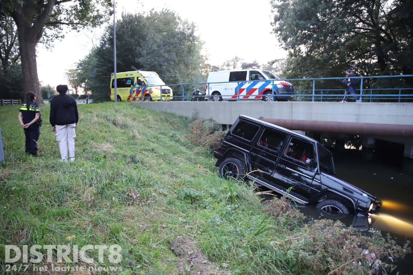 Dure Mercedes te water na uitwijkmanoeuvre Tempelweg Rotterdam ...
