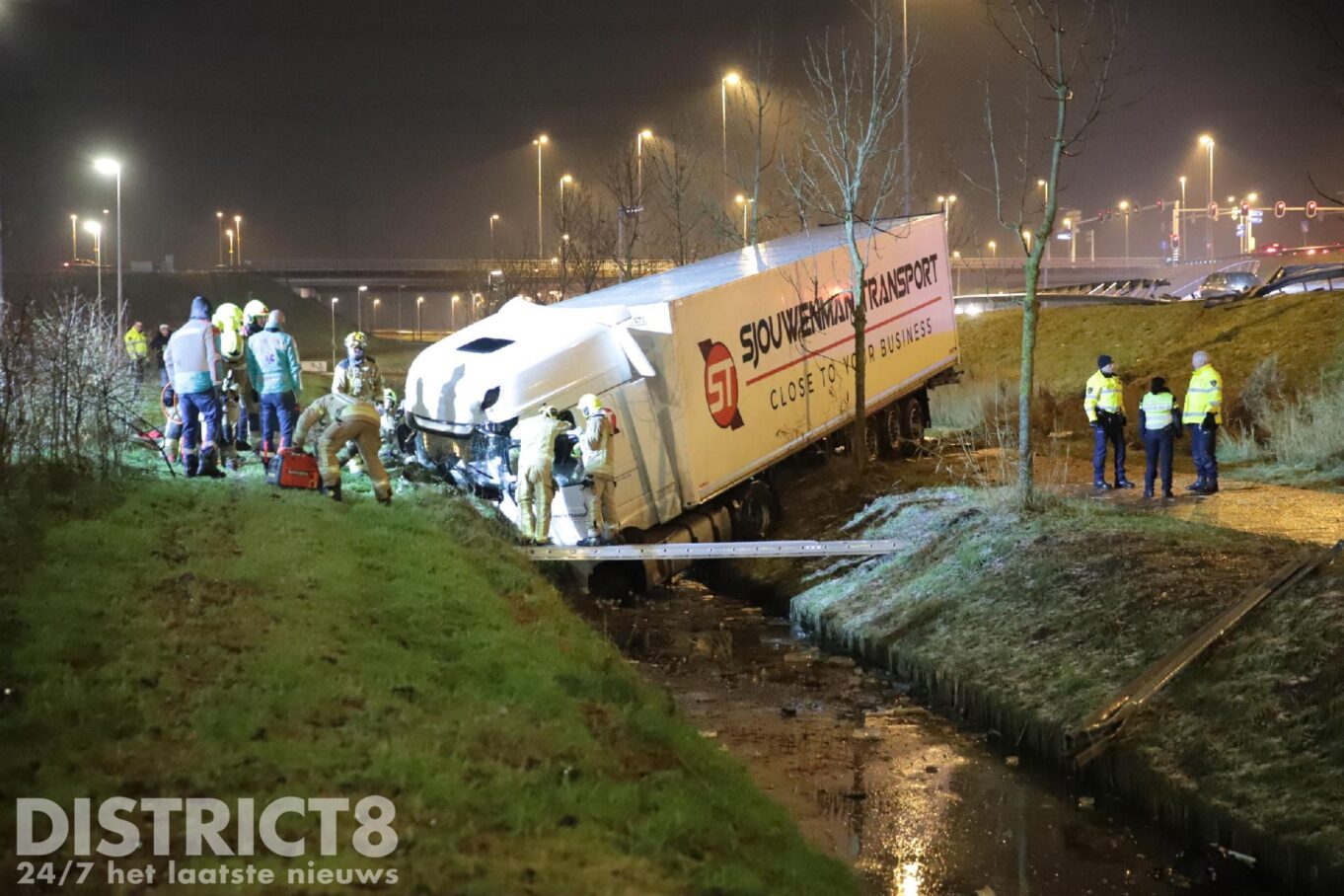 Ernstig ongeval op de A12: Vrachtwagen schiet door vangrail A12 Bleiswijk - District8.net