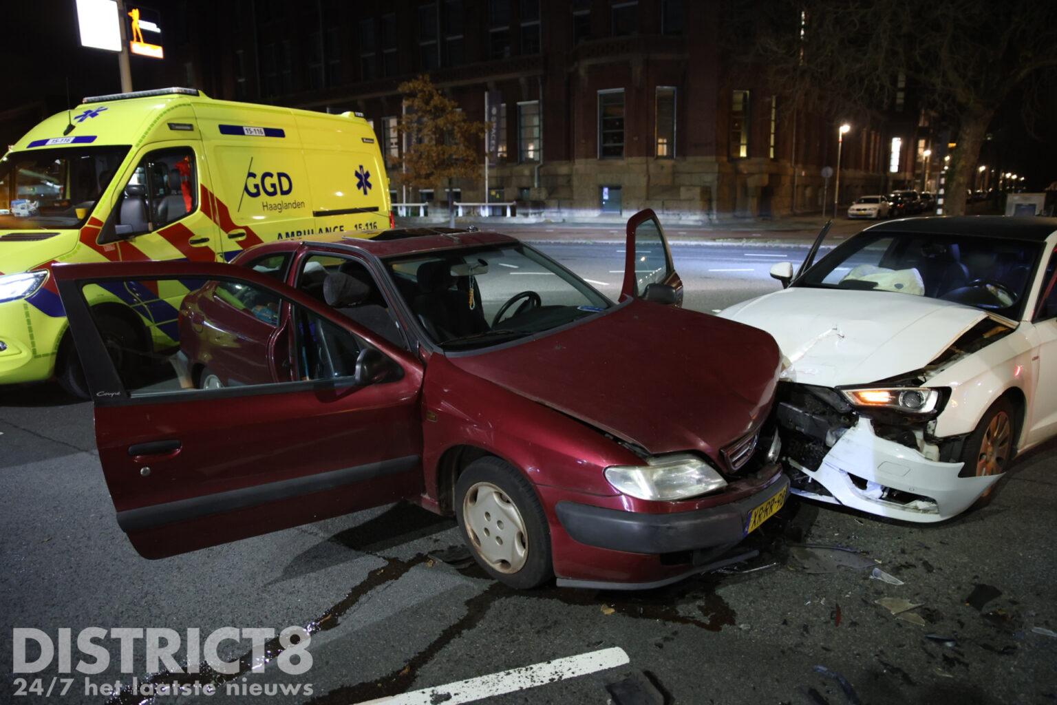 Twee auto's komen op kruising in botsing Zuid-Hollandlaan Den Haag - District8.net