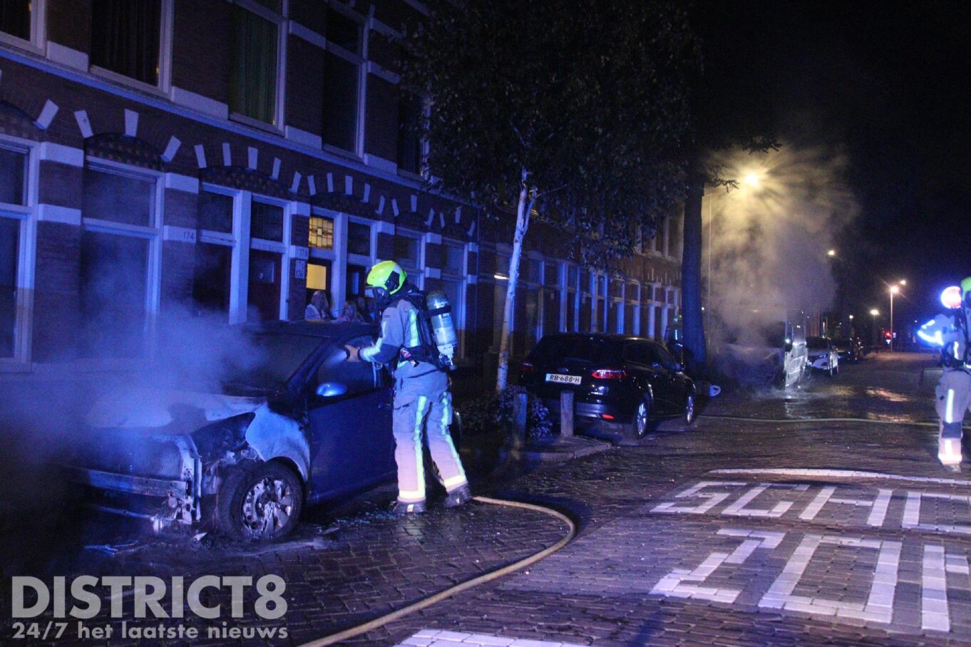 Pyromaan steekt acht auto's in brand in wijken Den Haag - District8.net