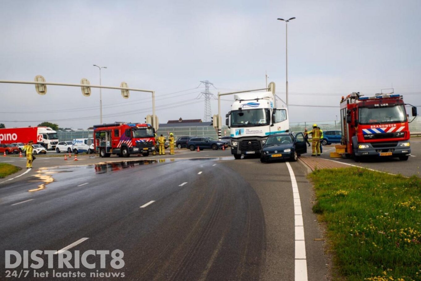 Schade na aanrijding tussen auto en vrachtwagen Westerlee Naaldwijk - District8.net