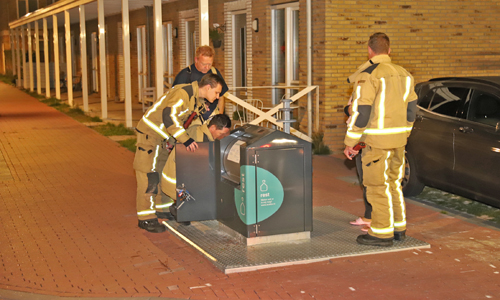 13 september Brandweer haalt “Ogri Ai” speld uit ondergrondse container Anna van Hogendorpstraat ...