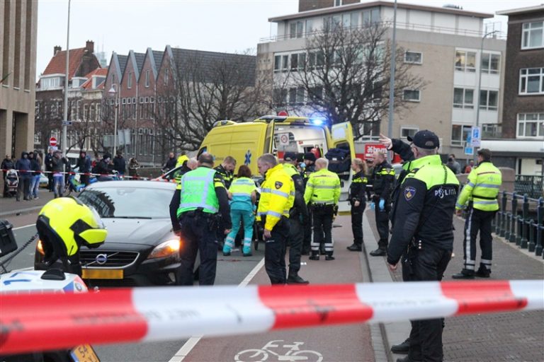 Voetganger zwaargewond bij aanrijding met auto Pletterijkade Den Haag - District8.net