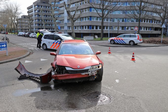 Flinke schade bij aanrijding op bekend kruispunt Limpergstraat Rijswijk - District8.net