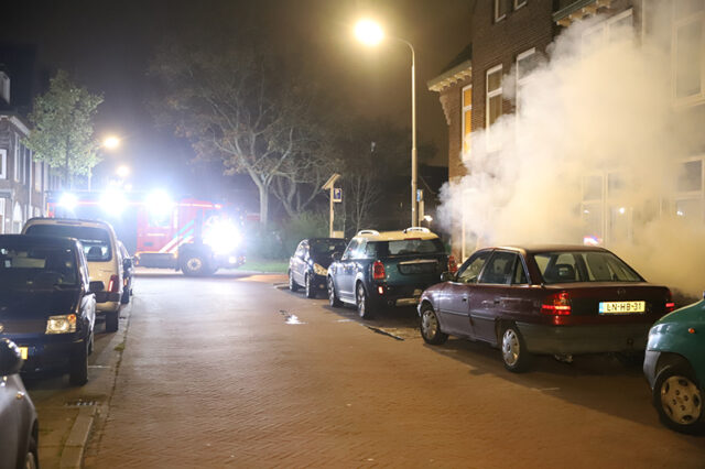 Stapel grofvuil in brand; twee auto’s beschadigd Simonsstraat Delft ...