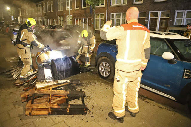 Stapel grofvuil in brand; twee auto’s beschadigd Simonsstraat Delft ...