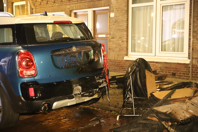 Stapel grofvuil in brand; twee auto’s beschadigd Simonsstraat Delft ...