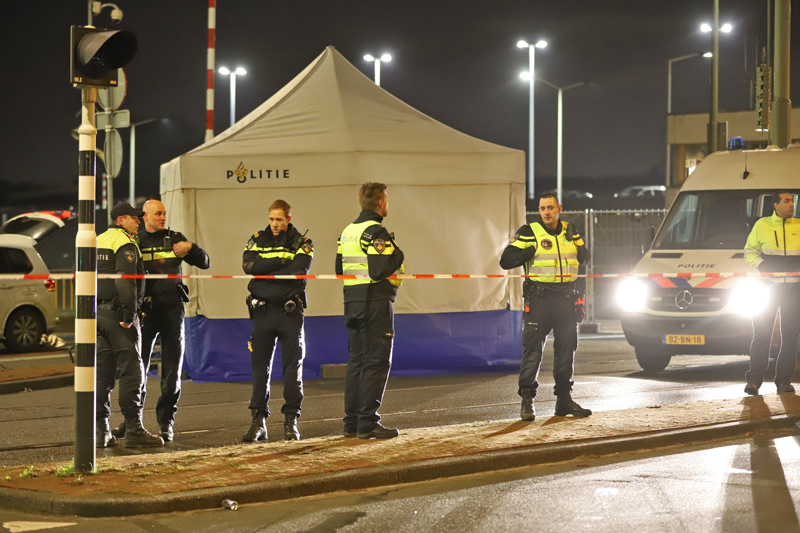 Man doodgestoken bij steekpartij Goudriaankade / Rijswijkseweg Den Haag ... Man doodgestoken bij steekpartij Goudriaankade / Rijswijkseweg Den Haag ...