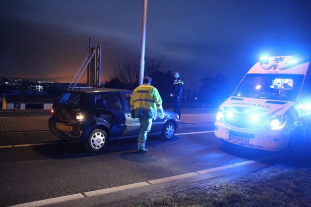 Twee auto's in botsing met elkaar op de N220 Maasdijk 's-Gravenzande - District8.net
