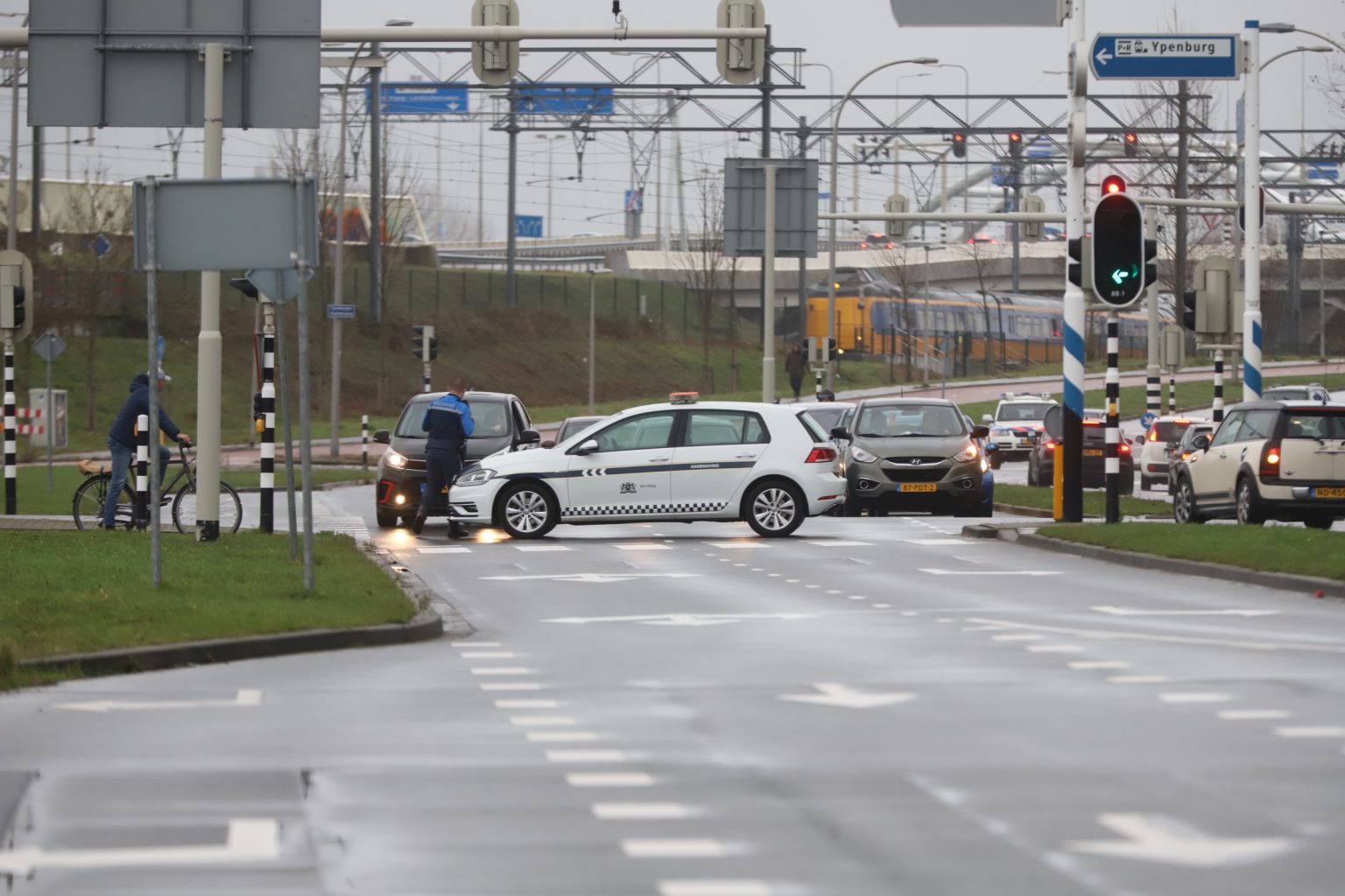 Grote politie afzetting na melding schietpartij Laan van Leidschenveen ...
